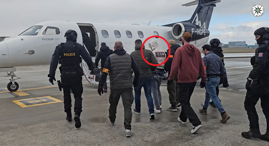Zločinca prevážali z Prahy do vlasti špeciálnym lietadlom. Strach ...