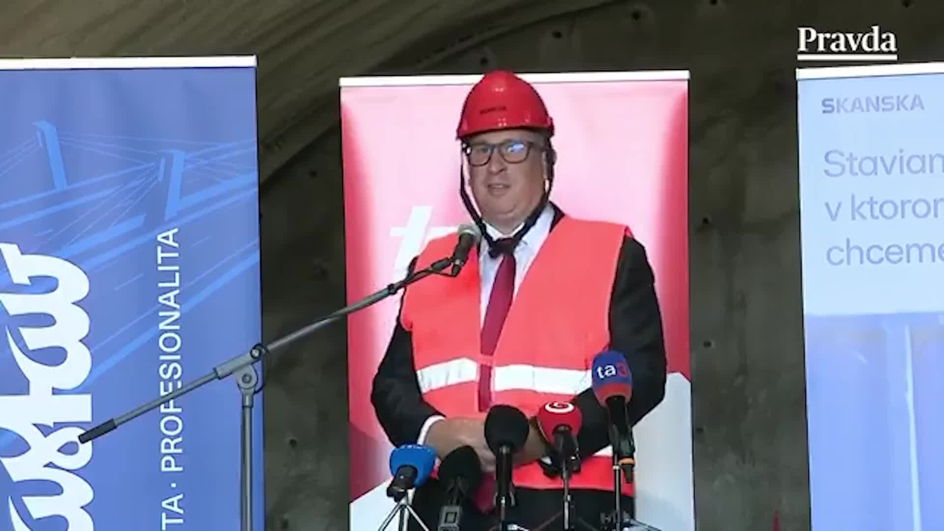 Minister Ráž na slávnostnom začiatku razenia tunela Španí Háj v rámci ...