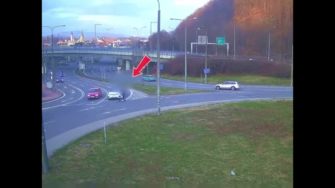 Stačila chvíľa nepozornosti a už ho mal pod kolesami. Takto dopadol ...