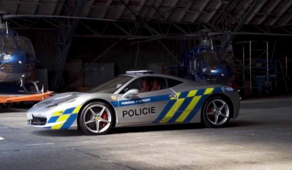 Ako v Dubaji? Stíhačka Ferrari F 142 – 458 Italia v službách Polície ČR ...