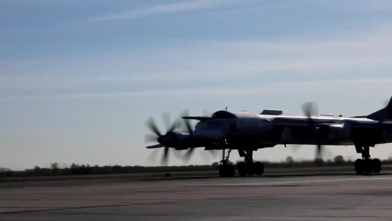 Rusi na jadrové cvičenie vytiahli aj legendárny bombardér Tu-95MS ...
