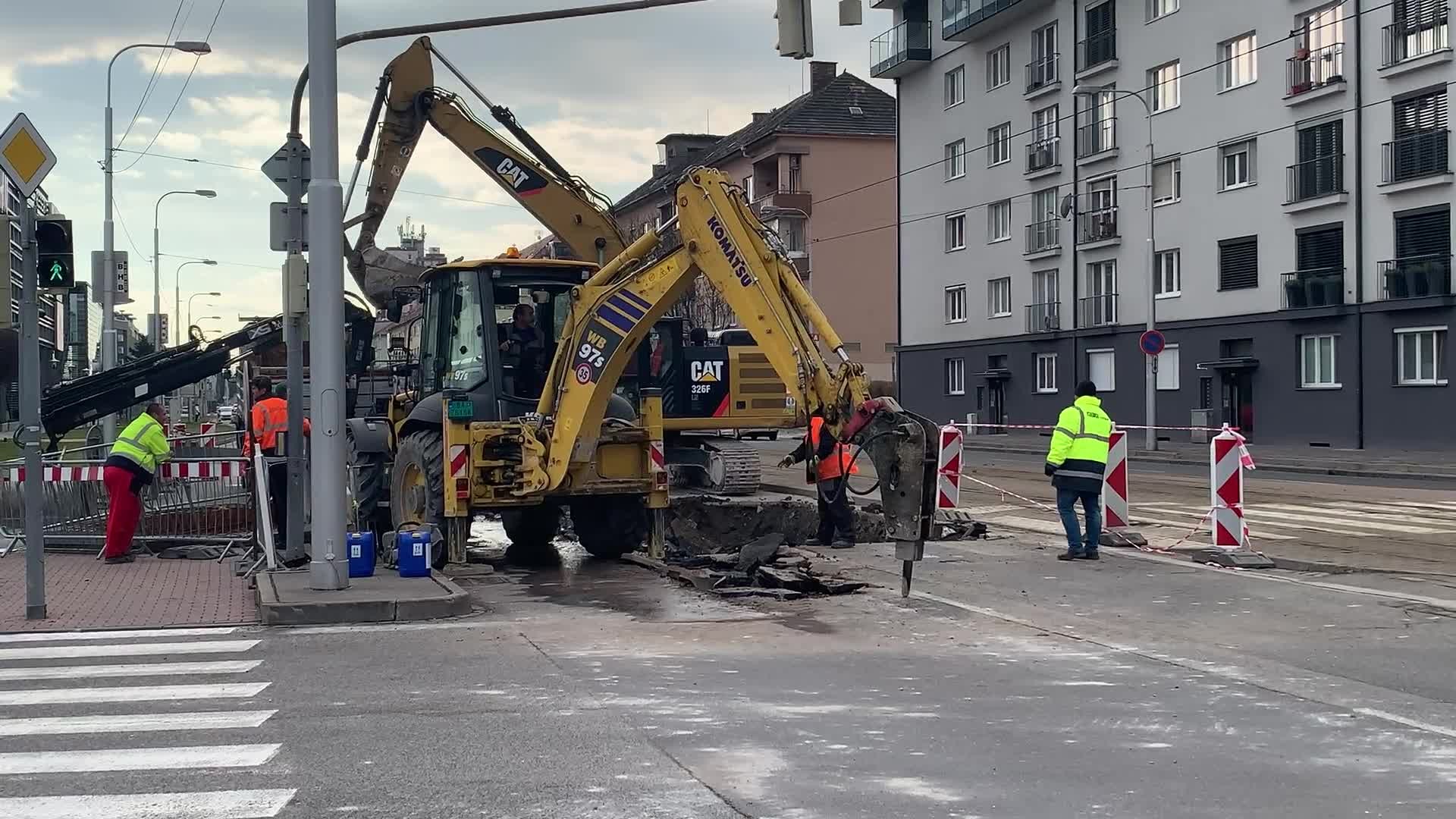 Na Vajnorskej sa prepadla vozovka. Doprava je dočasne presmerovaná | Spravodajstvo | Relácie ...