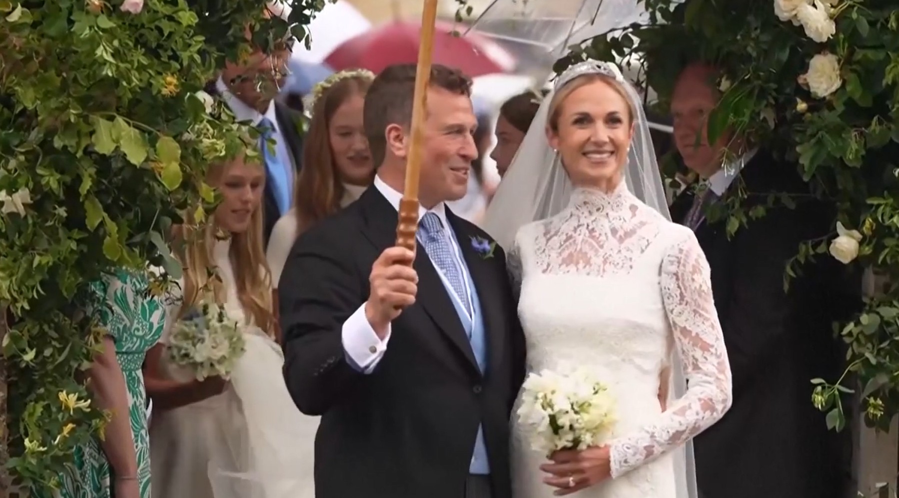 Nádherná nevesta (45) a vnuk kráľovnej Alžbety II. sa vzali. Toto je ...